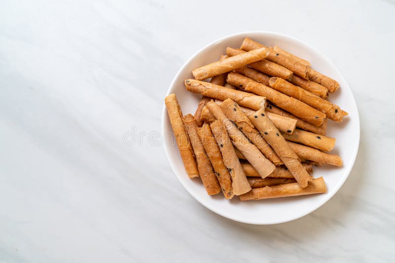 Rollo De Coco Crujiente En Placa Foto de archivo - Imagen de ...