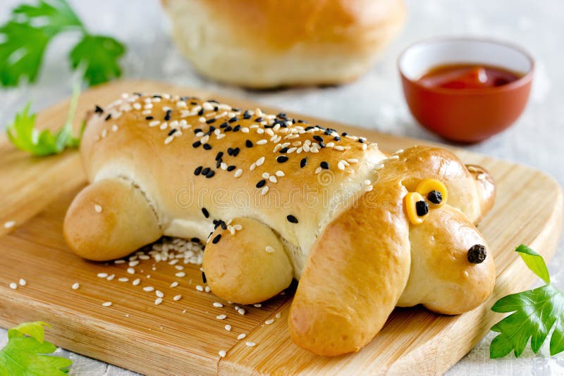 Rollo de pan formado perro imagen de archivo. Imagen de empanada ...