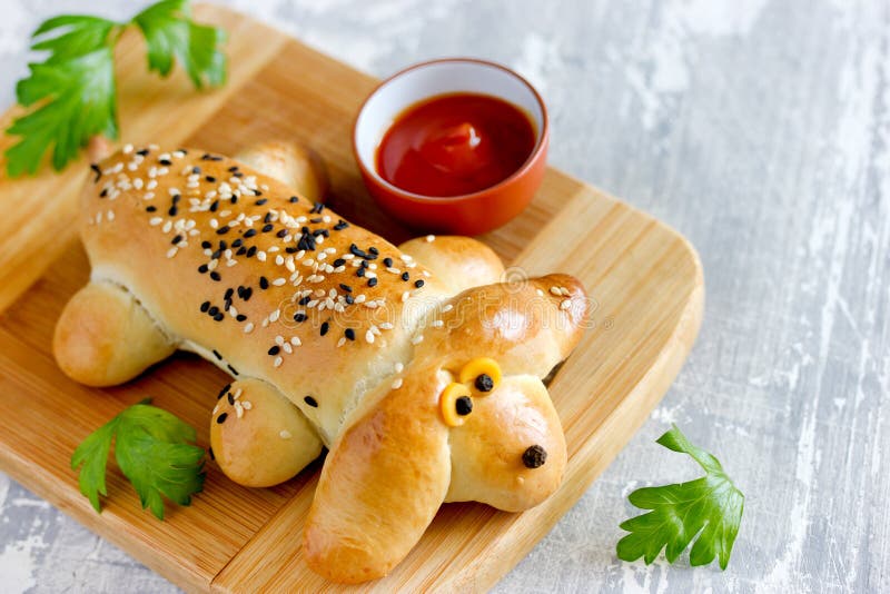 Rollo de pan formado perro imagen de archivo. Imagen de cena - 137802229