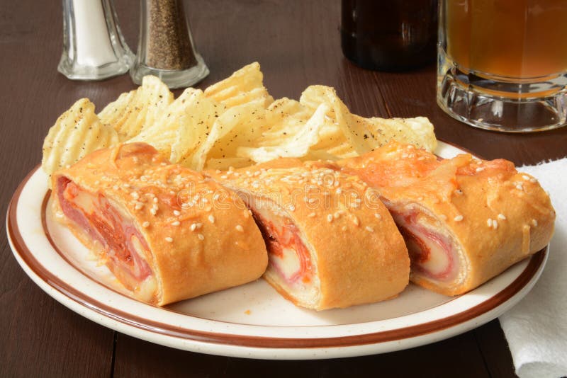 Calzone italiano imagen de archivo. Imagen de marina - 25837481