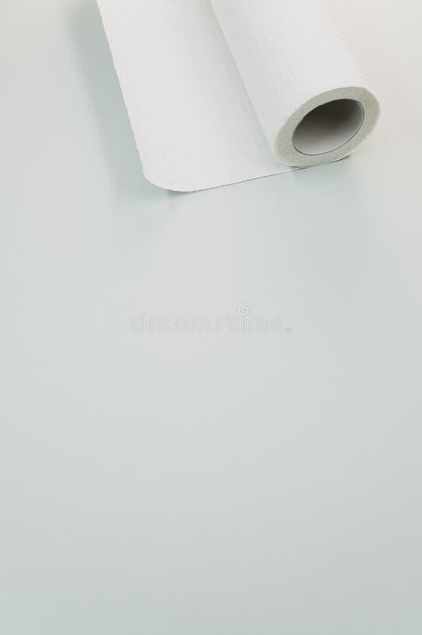 Rollo De Papel De Cocina En Un Fondo Gris Foto de archivo - Imagen de ...