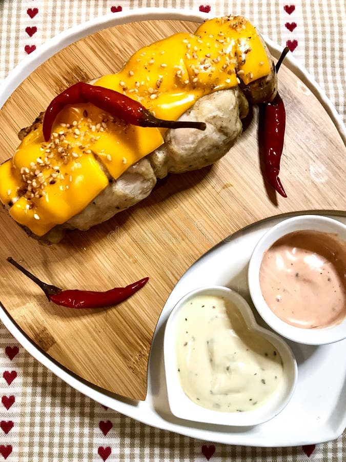 Rollo De Pollo Casero Con Hierbas Y Queso. Imagen de archivo - Imagen ...