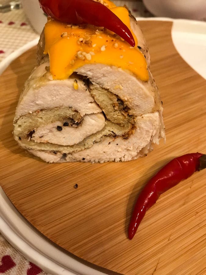 Rollo De Pollo Casero Con Hierbas Y Queso. Imagen de archivo - Imagen ...