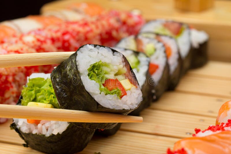 Rollo de sushi vegetariano foto de archivo. Imagen de fresco - 34620112