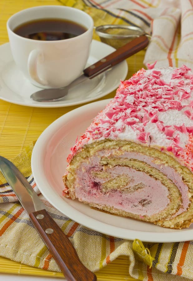 Rollo dulce en la tabla foto de archivo. Imagen de rodillo - 35251874