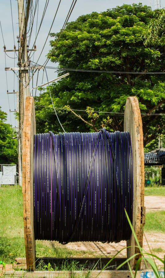 Rollo grande del cable imagen de archivo. Imagen de industria - 45416133