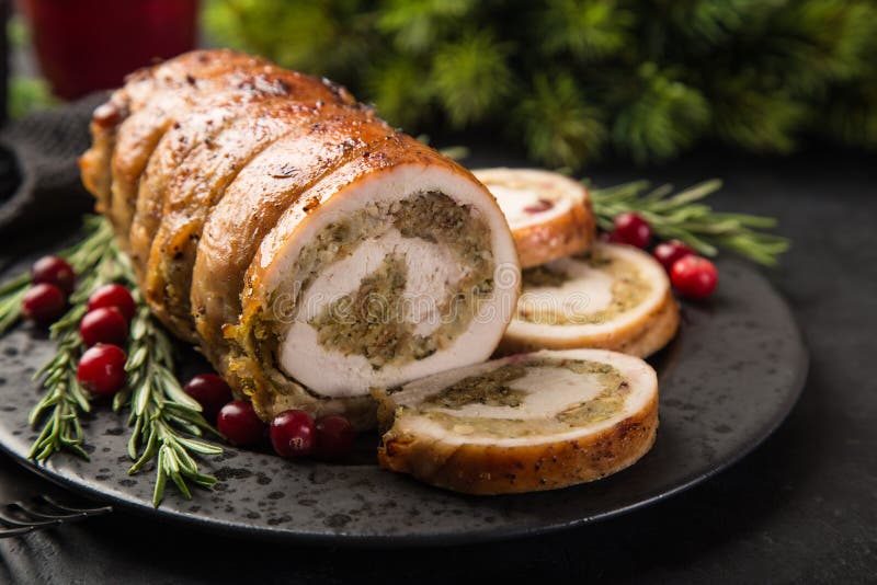 Rollo Relleno De La Pechuga De Pavo Para La Cena De La Navidad Foto de ...