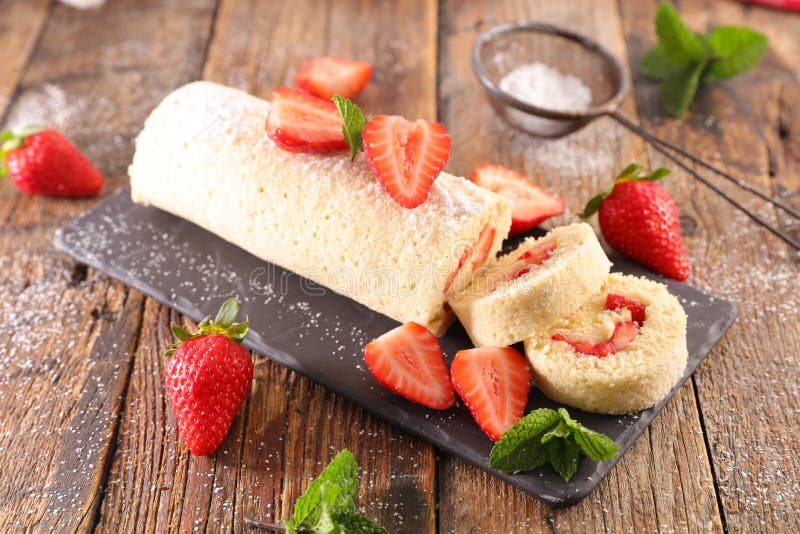 Rollo suizo con la fresa imagen de archivo. Imagen de fresa - 130207937