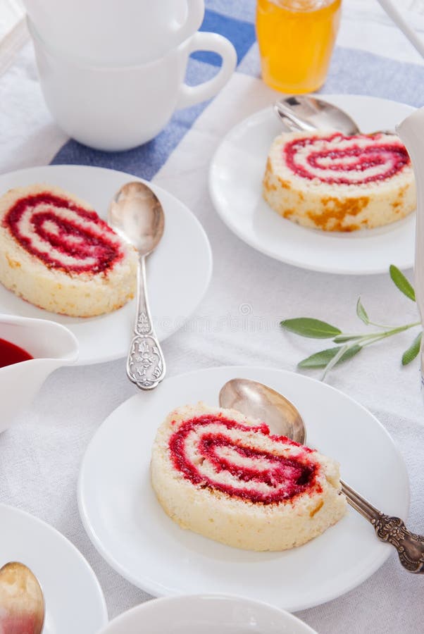 Rollo Suizo De La Frambuesa Foto de archivo - Imagen de taza, caliente ...