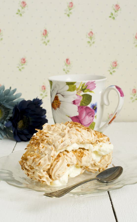 Rollo Suizo Del Merengue Del Coco Imagen de archivo - Imagen de torta ...