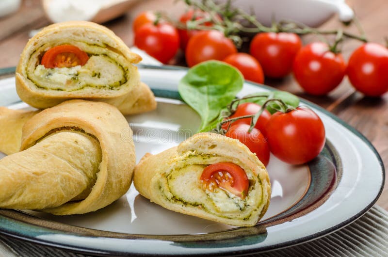 Rollos caseros del calzone imagen de archivo. Imagen de almuerzo - 47827617