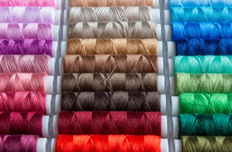Rollos de hilo de coser imagen de archivo. Imagen de colores - 238395579