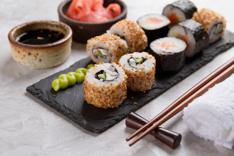 Rollos de Suchi fijados imagen de archivo. Imagen de suchi - 72311263