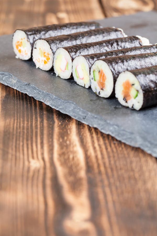 Rollos De Sushi Hechos En Casa Del Maki Imagen de archivo - Imagen de ...