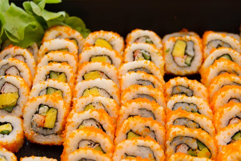 Rollos de sushi japoneses imagen de archivo. Imagen de cena - 38191061