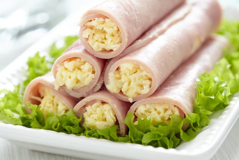 Rollos Del Jamón Rellenos Con Queso Y Ajo Foto de archivo - Imagen de ...