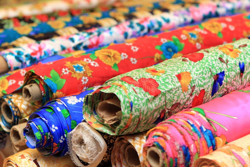 Rollos De Seda De Diferentes Colores Plegados Fondo De La Pila De Seda ...