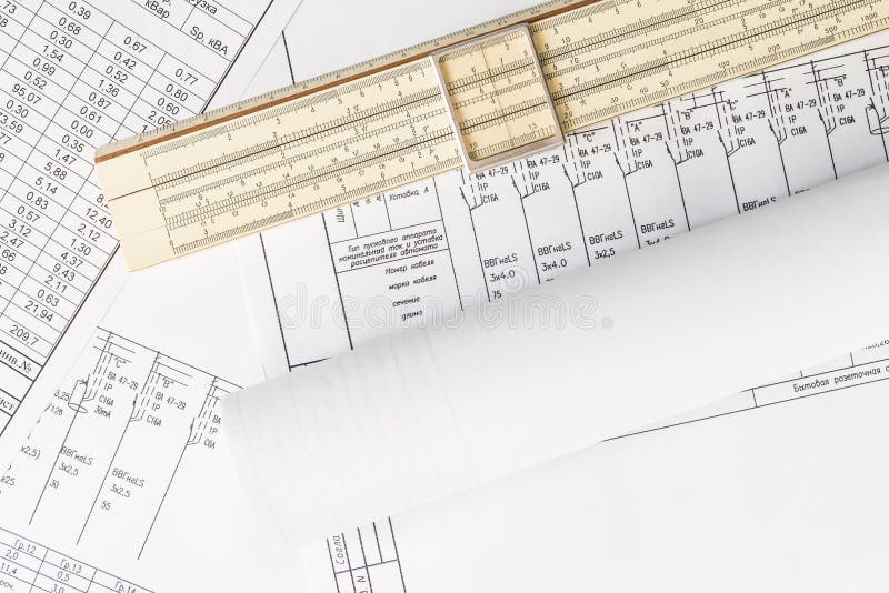 Rolls Dei Disegni E Del Regolo Calcolatore Sullo Schema Immagine Stock ...
