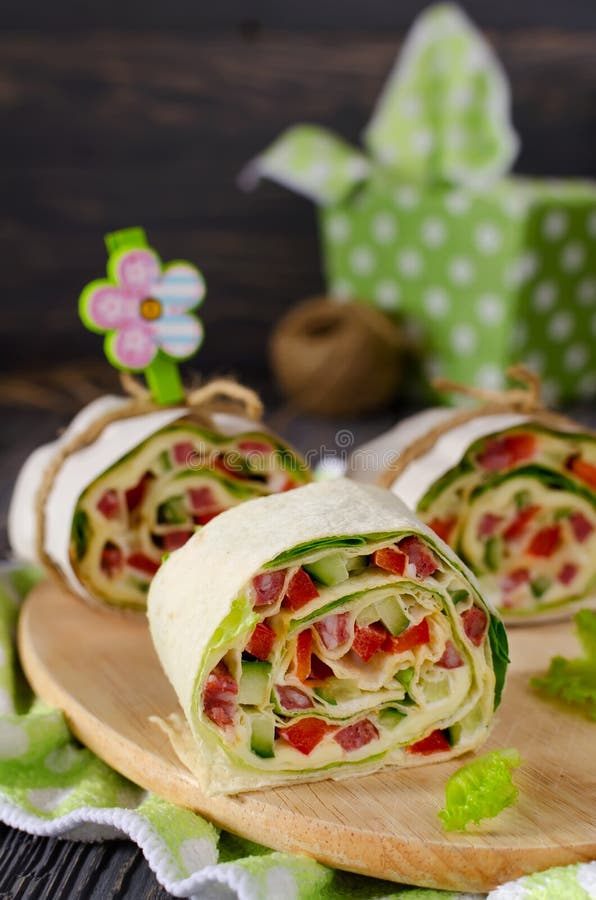Rolls Di Pane Con Le Verdure, Il Formaggio E La Salsiccia Immagine ...