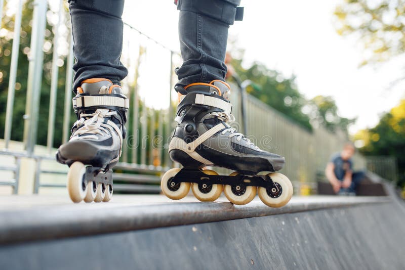 Rollschuhlaufen, Männliche Skater-Posen Auf Der Rampe Stockbild - Bild ... Rollschuhlaufen, Männliche Skater-Posen Auf Der Rampe Stockbild - Bild ...