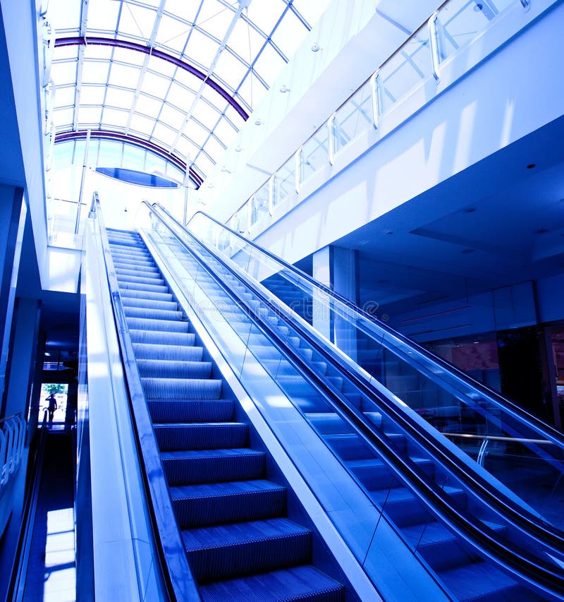 Rolltreppe nach oben stockbild. Bild von flughafen, stadt - 30136651