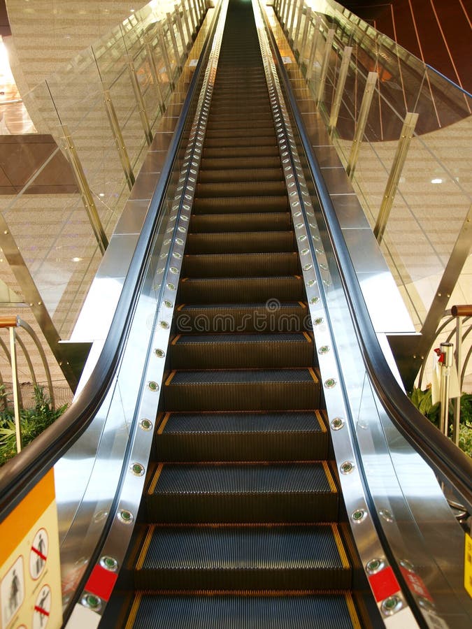 Rolltreppe im Kaufhaus stockfoto. Bild von finanzierung - 12102572