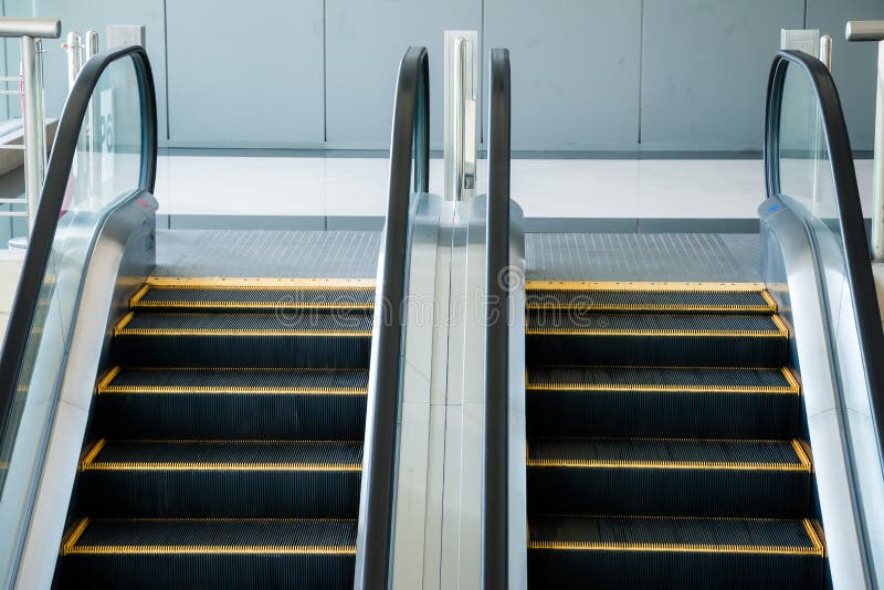 Moderne Rolltreppen, Chromrolltreppen Schwarzweiss, Monochro Stockfoto ...