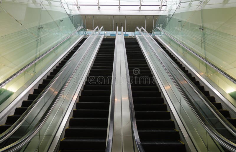 Rolltreppen stockfoto. Bild von bewegung, methode, rolltreppe - 44685944