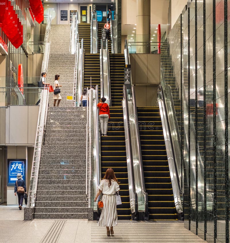 Rolltreppen an Einer Modernen U-Bahnstation in Tokyo - TOKYO, JAPAN ...