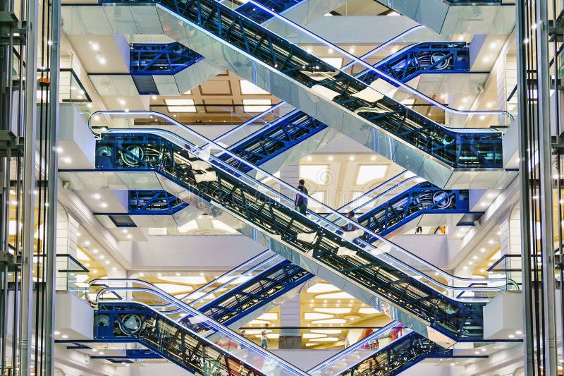 Moderne Rolltreppe Im Einkaufszentrum Stockfoto - Bild von auszug ...