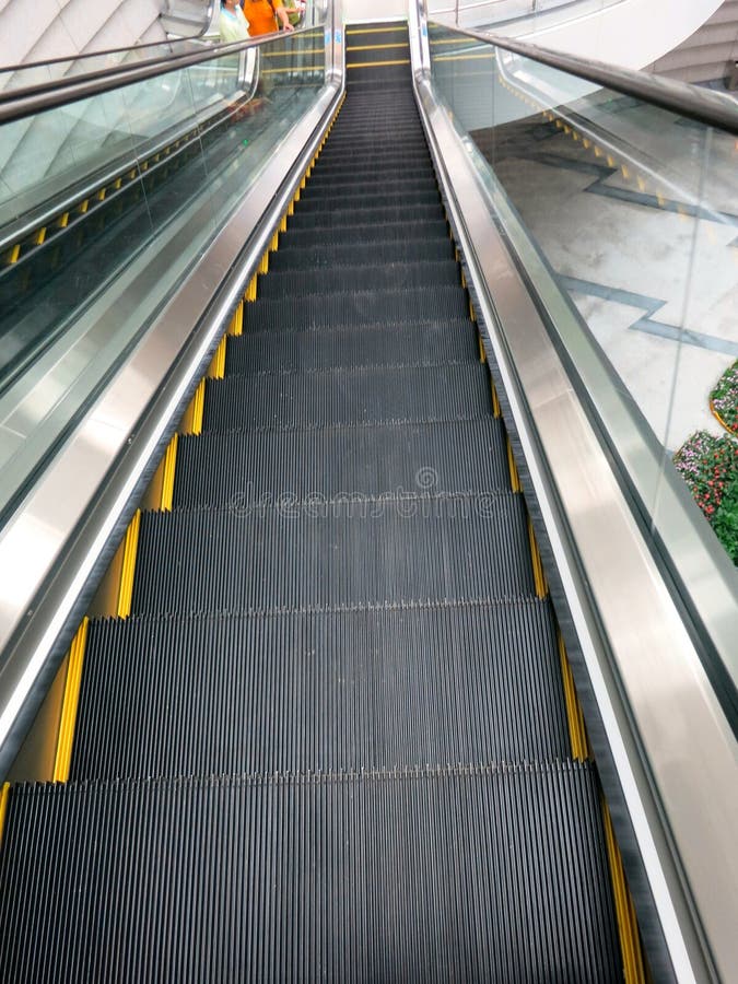 Rolltreppen-Treppe, Die Unten Geht Stockbild - Bild von exklusiv ...