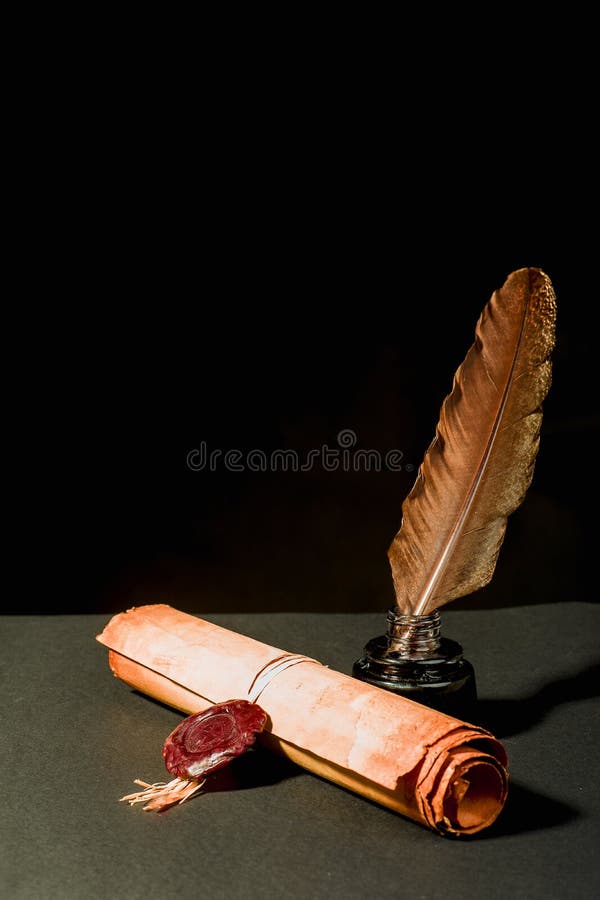 Rolo De Um Papiro Com Um Selo, Uma Pena E Um Tinteiro Imagem de Stock ...