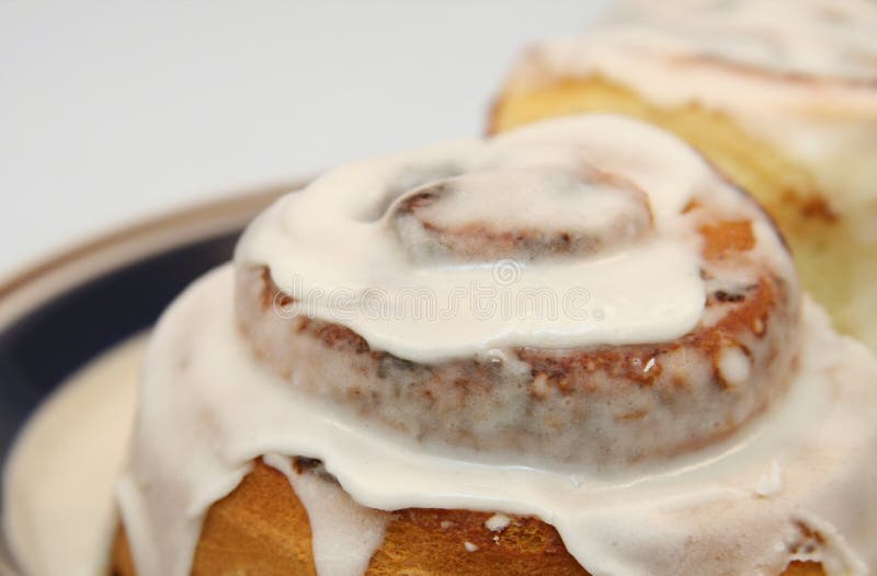 Bolos dos rolos de canela foto de stock. Imagem de lanche - 84607762