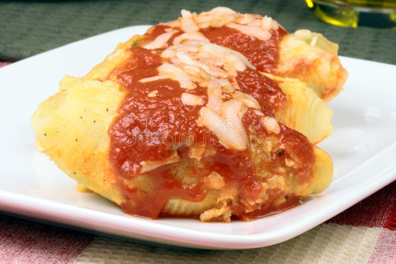 Rolos Italianos Do Escudo Da Massa Imagem de Stock - Imagem de lasanha ...