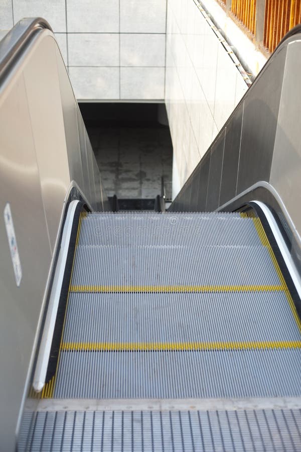 Roltrap stock afbeelding. Image of trap, verplaatsen, roltrap - 3596163