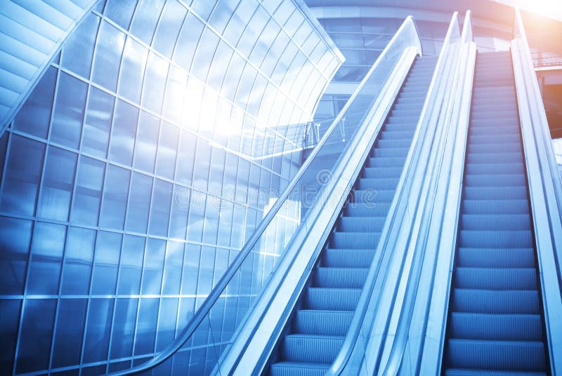 Roltrap redactionele fotografie. Image of onderaan, sinaasappel - 15643732