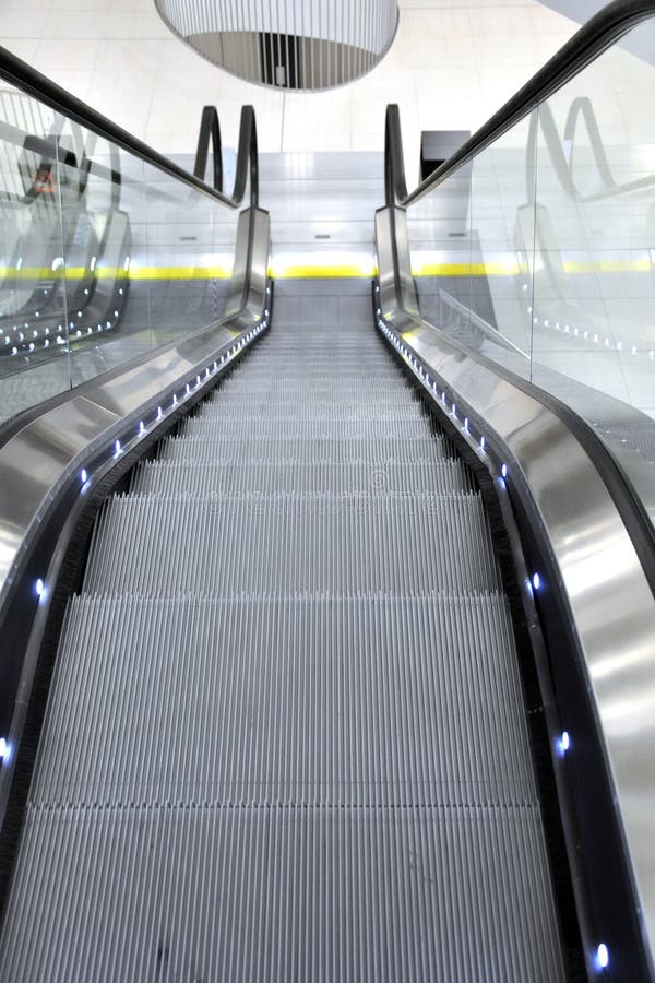 Roltrappen stock foto. Image of gemak, wandelgalerij, stap - 7967318