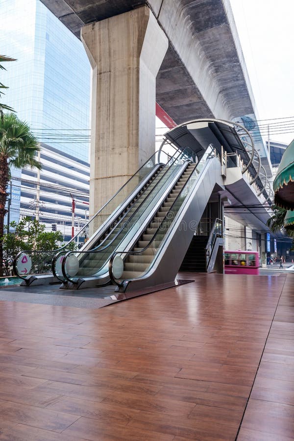 Roltrap stock afbeelding. Afbeelding bestaande uit modern - 48445191