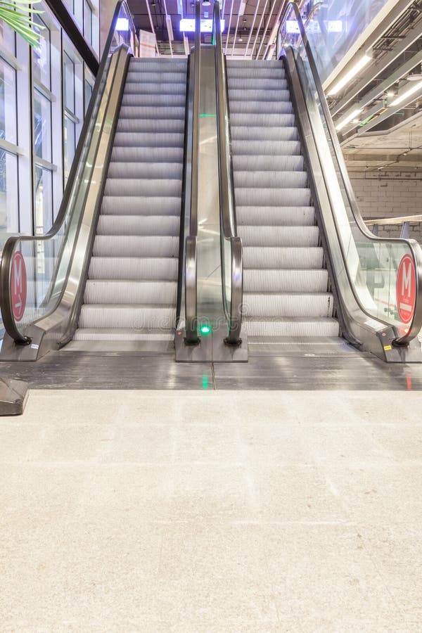 Roltrap stock afbeelding. Afbeelding bestaande uit modern - 48445191