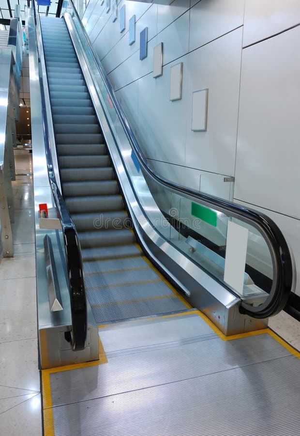 Roltrap stock foto. Image of trap, omhoog, metro, afdaling - 5734896