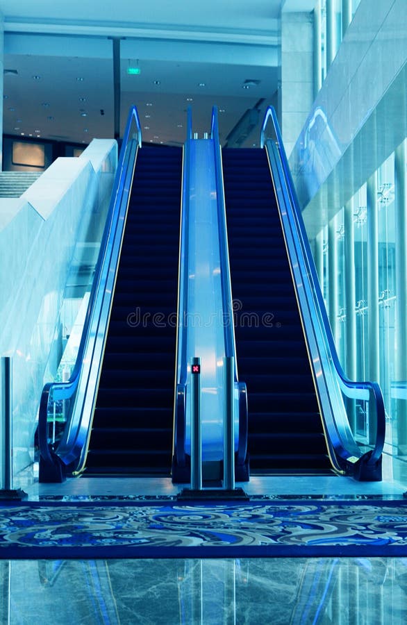 Roltrap stock foto. Image of trap, wandelgalerij, staal - 7220384