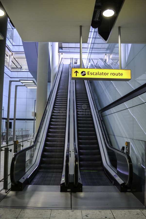 Roltrap Bij De Luchthaven Van Heathrow Redactionele Stock Foto - Image ...