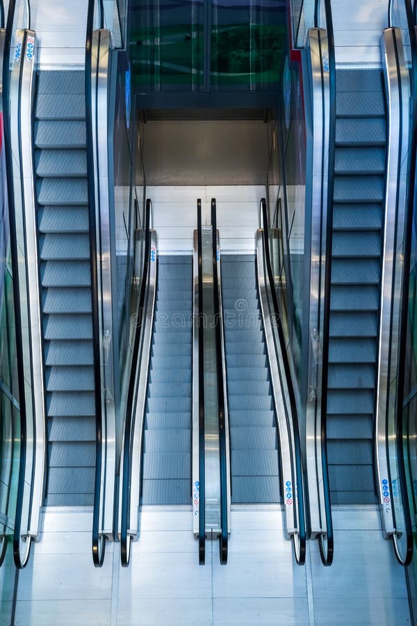 Roltrap stock foto. Image of vervoer, metro, trap, zaken - 139340864