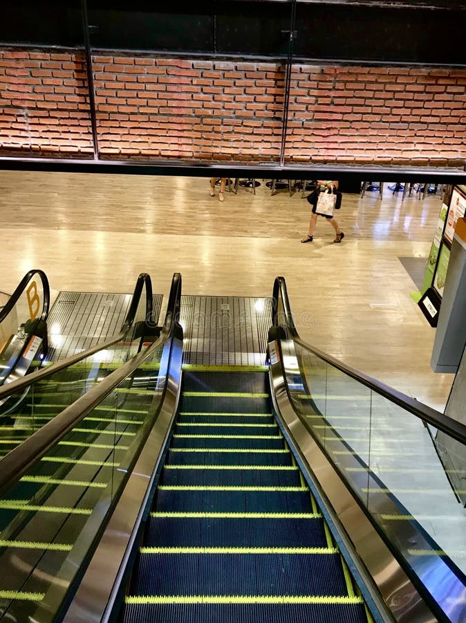 De Zwarte Roltrap Met Gele Randen, Beweging in Hogere Floo Stock ...