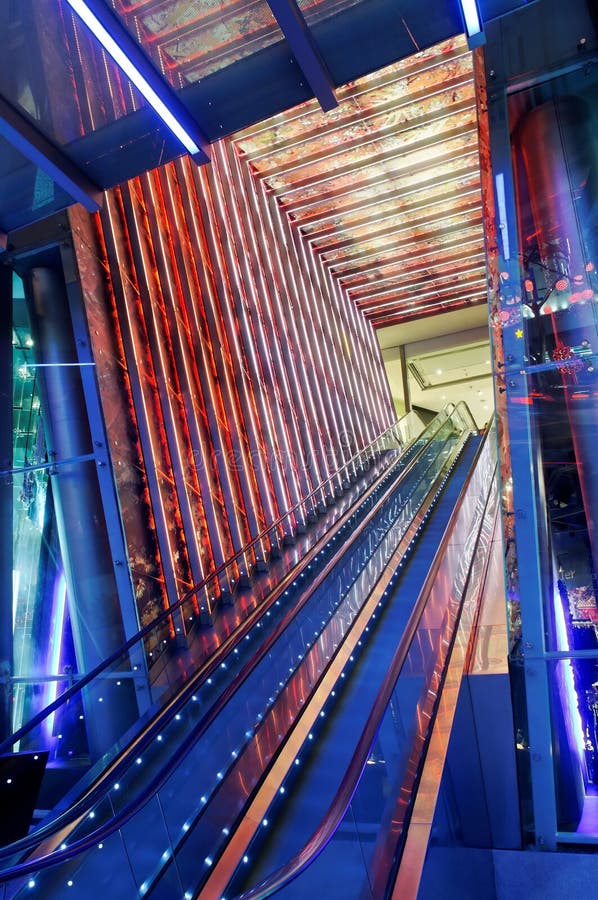 Roltrap en hoofdingang stock afbeelding. Image of plein - 11723065