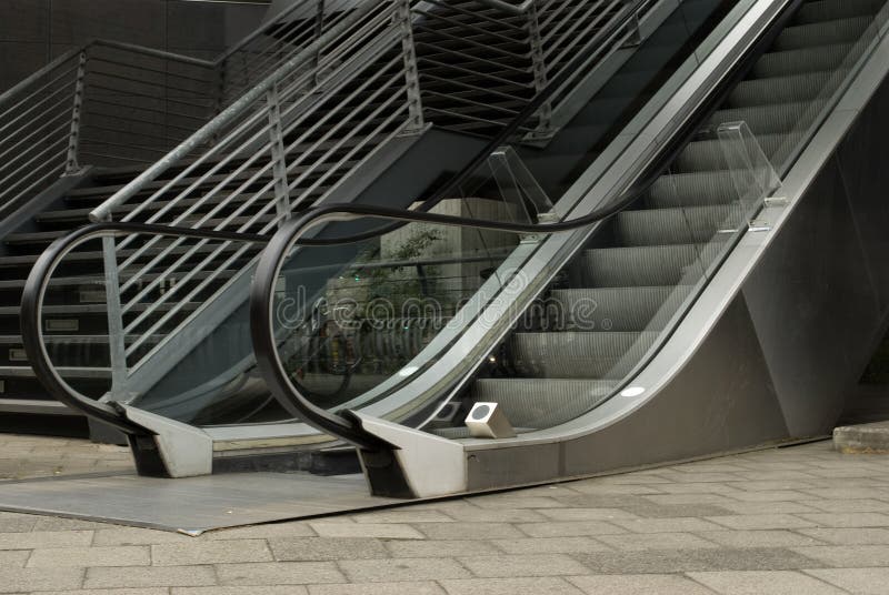 Roltrap in de metro stock foto. Image of blauw, post - 22285876