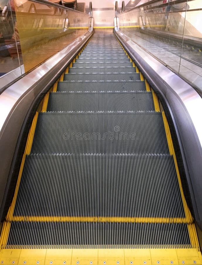 Roltrap Vanaf Bovenkant Wordt Bekeken Die Stock Foto - Image of niemand ...