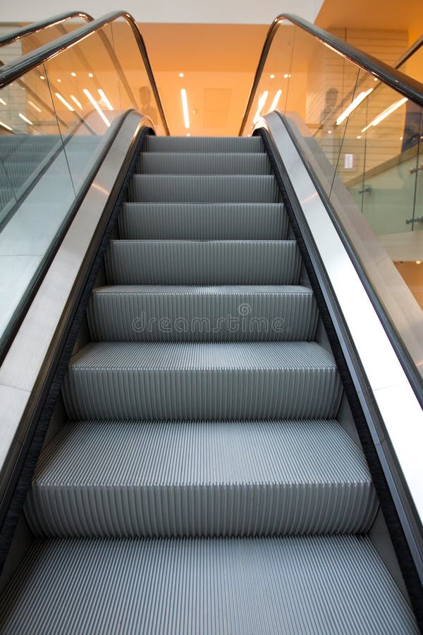 Roltrappen stock foto. Image of ontwerp, afdeling, optillen - 24750248