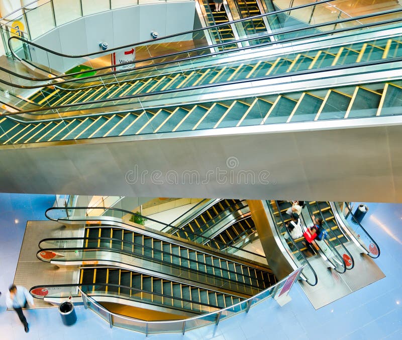Hoge Roltrappen Van De Metro in Grote Stad Stock Afbeelding - Image of ...