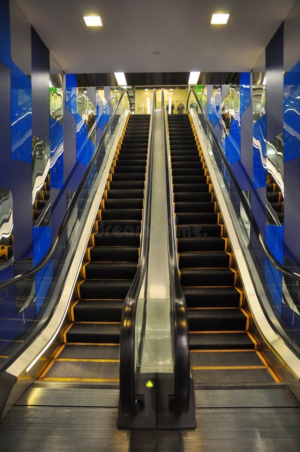 Roltrappen stock foto. Image of gemak, wandelgalerij, stap - 7967318